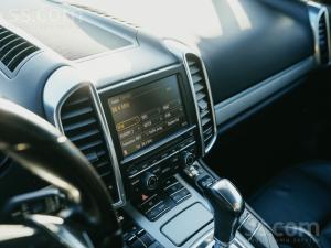 Black Porsche Cayenne 2011 in Riga, with an engine capacity of 3.00 L and mileage of 305 thousand km for 10950 €, photo 10 on AUTOMOTO.COM.LV