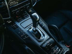 Black Porsche Cayenne 2011 in Riga, with an engine capacity of 3.00 L and mileage of 305 thousand km for 10950 €, photo 11 on AUTOMOTO.COM.LV