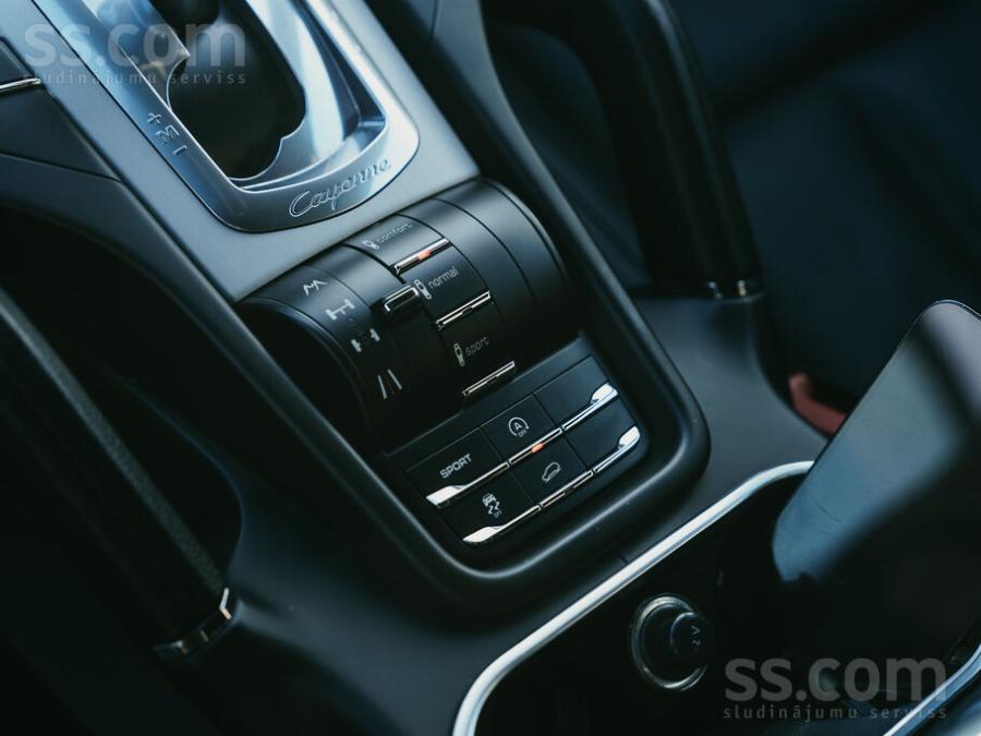 Black Porsche Cayenne 2011 in Riga, with an engine capacity of 3.00 L and mileage of 305 thousand km for 10950 €, photo 12 on AUTOMOTO.COM.LV