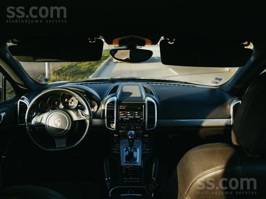Black Porsche Cayenne 2011 in Riga, with an engine capacity of 3.00 L and mileage of 305 thousand km for 10950 €, photo 15 on AUTOMOTO.COM.LV