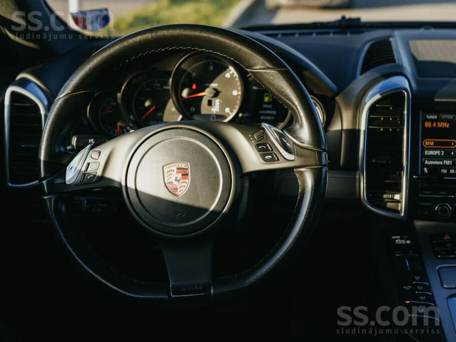 Black Porsche Cayenne 2011 in Riga, with an engine capacity of 3.00 L and mileage of 305 thousand km for 10950 €, photo 16 on AUTOMOTO.COM.LV