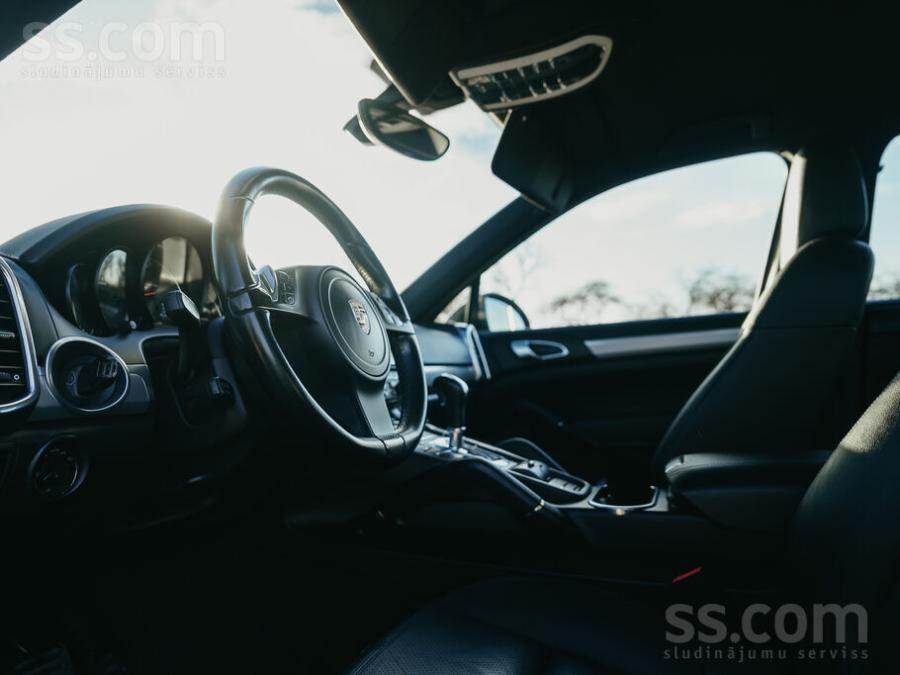 Black Porsche Cayenne 2011 in Riga, with an engine capacity of 3.00 L and mileage of 305 thousand km for 10950 €, photo 19 on AUTOMOTO.COM.LV