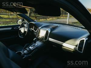 Black Porsche Cayenne 2011 in Riga, with an engine capacity of 3.00 L and mileage of 305 thousand km for 10950 €, photo 22 on AUTOMOTO.COM.LV