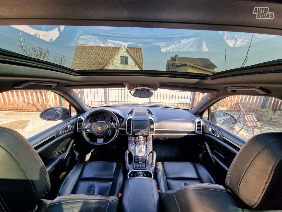 Black Porsche Cayenne 2011 in Vilnius, with an engine capacity of 3.00 L and mileage of 234 thousand km for 20800 €, photo 6 on AUTOMOTO.COM.LV