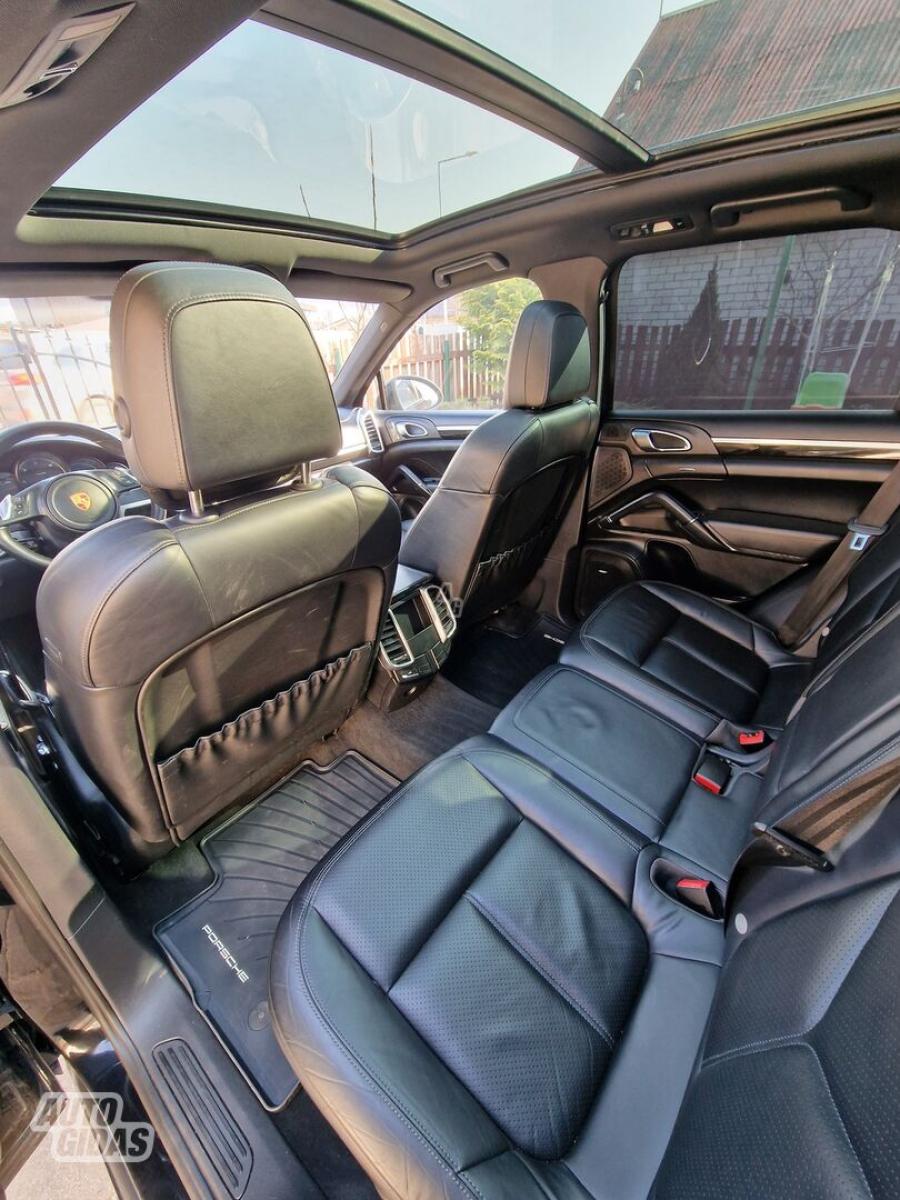 Black Porsche Cayenne 2011 in Vilnius, with an engine capacity of 3.00 L and mileage of 234 thousand km for 20800 €, photo 7 on AUTOMOTO.COM.LV