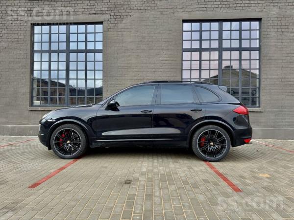 Melns Porsche Cayenne 2011 Rīga, ar dzinēja tilpumu 4.80 L un nobraukumu 211 tūkst. km par 15000 €, foto 5 vietnē AUTOMOTO.COM.LV