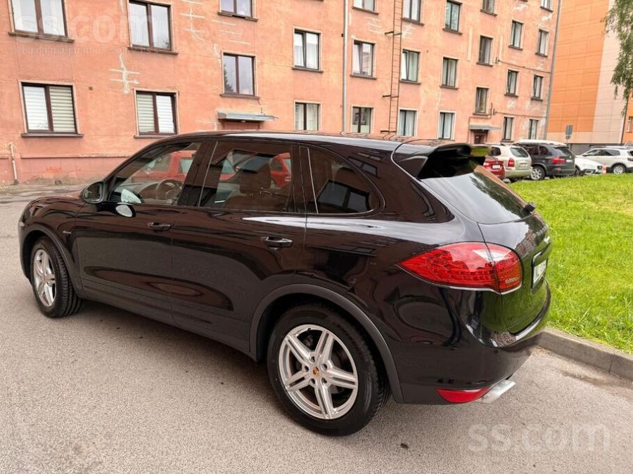Melns Porsche Cayenne 2011 Rīga, ar dzinēja tilpumu 3.00 L un nobraukumu 118 tūkst. km par 20900 €, foto 3 vietnē AUTOMOTO.COM.LV