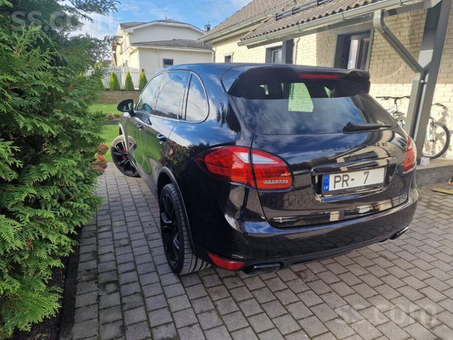 Melns Porsche Cayenne 2011 Rīga, ar dzinēja tilpumu 3.00 L un nobraukumu 301 tūkst. km par 17000 €, foto 3 vietnē AUTOMOTO.COM.LV