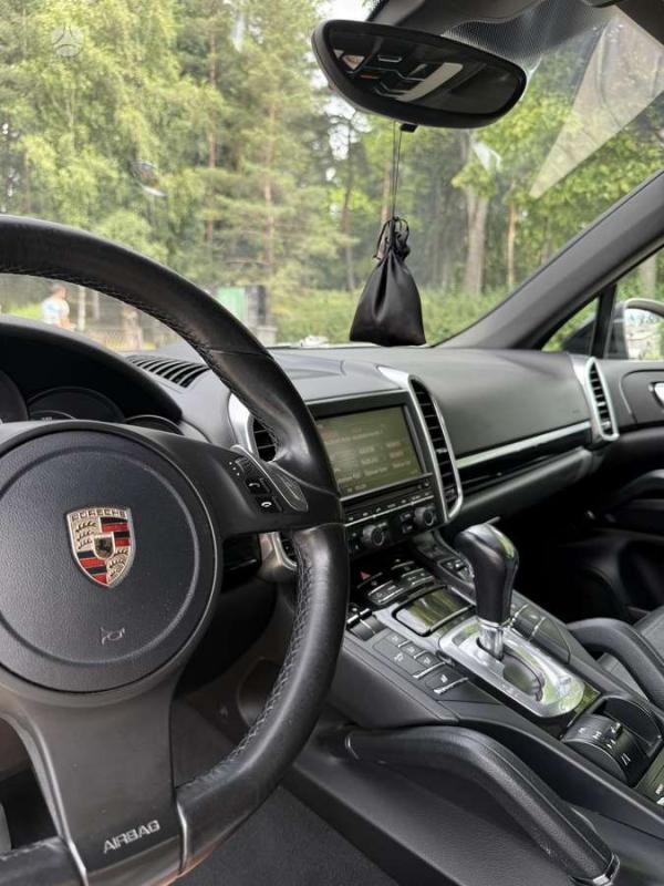 Melns Porsche Cayenne 2011 Viļņa, ar dzinēja tilpumu 3.60 L un nobraukumu 286 tūkst. km par 12900 €, foto 8 vietnē AUTOMOTO.COM.LV