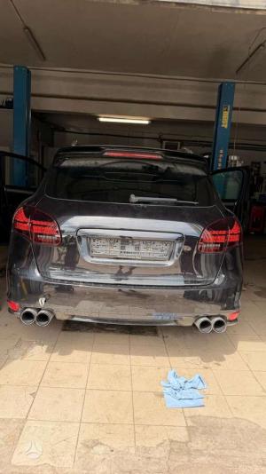 Black Porsche Cayenne 2011 in Riga, with an engine capacity of 4.81 L and mileage of 212 thousand km for 7500 €, photo 3 on AUTOMOTO.COM.LV
