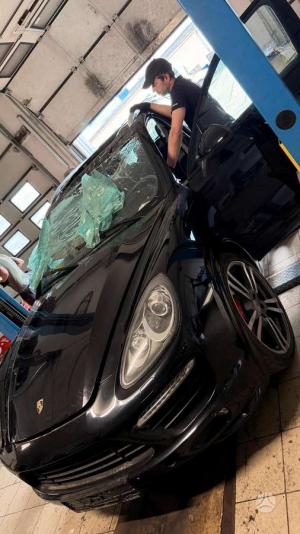 Black Porsche Cayenne 2011 in Riga, with an engine capacity of 4.81 L and mileage of 212 thousand km for 7500 €, photo 4 on AUTOMOTO.COM.LV