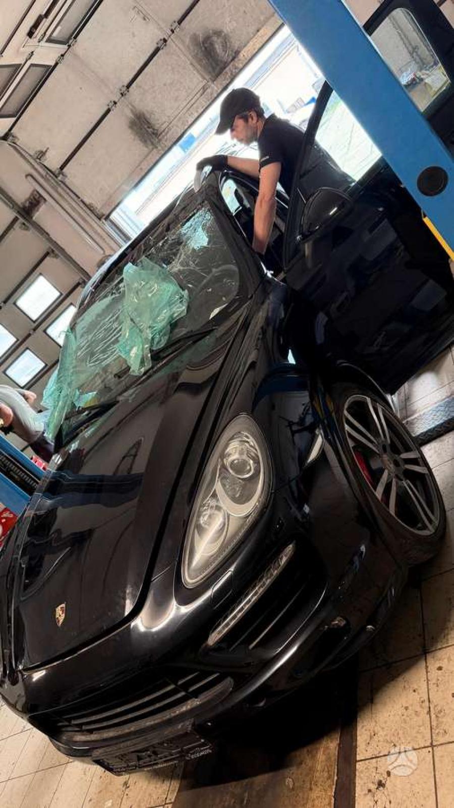 Black Porsche Cayenne 2011 in Riga, with an engine capacity of 4.81 L and mileage of 212 thousand km for 7500 €, photo 4 on AUTOMOTO.COM.LV