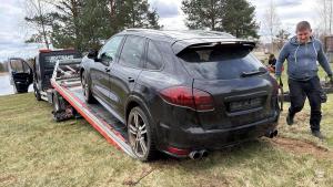 Black Porsche Cayenne 2011 in Riga, with an engine capacity of 4.81 L and mileage of 212 thousand km for 7500 €, photo 5 on AUTOMOTO.COM.LV