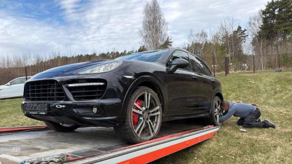 Black Porsche Cayenne 2011 in Riga, with an engine capacity of 4.81 L and mileage of 212 thousand km for 7500 €, photo 5 on AUTOMOTO.COM.LV