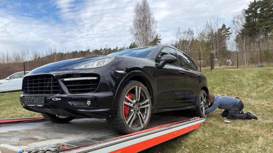 Black Porsche Cayenne 2011 in Riga, with an engine capacity of 4.81 L and mileage of 212 thousand km for 7500 €, photo 6 on AUTOMOTO.COM.LV
