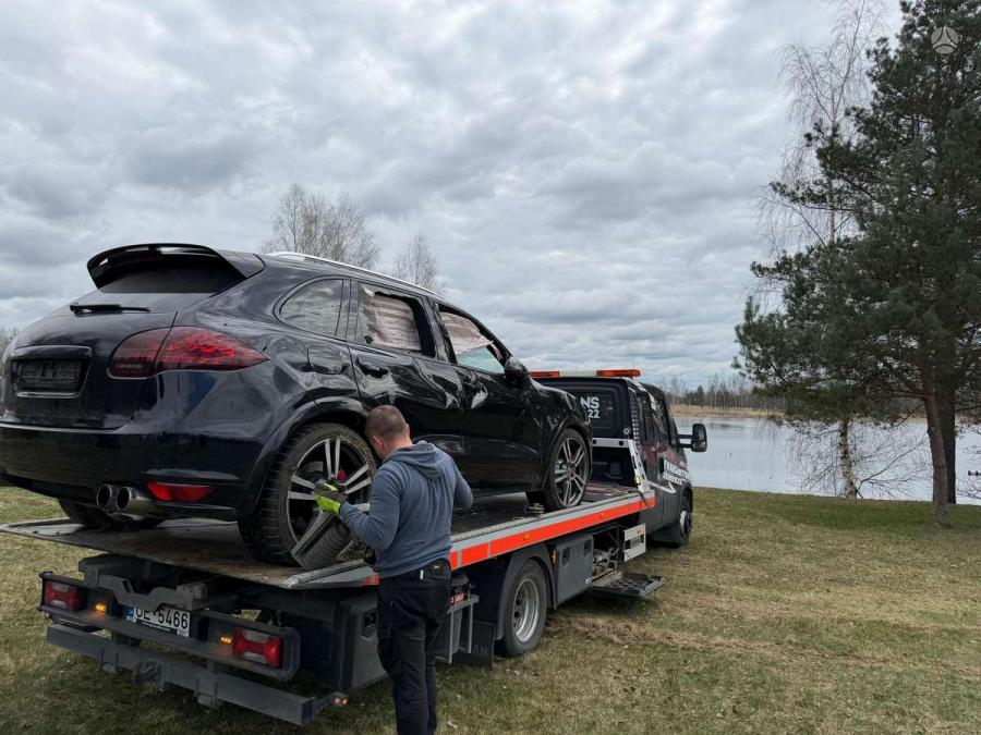 Black Porsche Cayenne 2011 in Riga, with an engine capacity of 4.81 L and mileage of 212 thousand km for 7500 €, photo 7 on AUTOMOTO.COM.LV