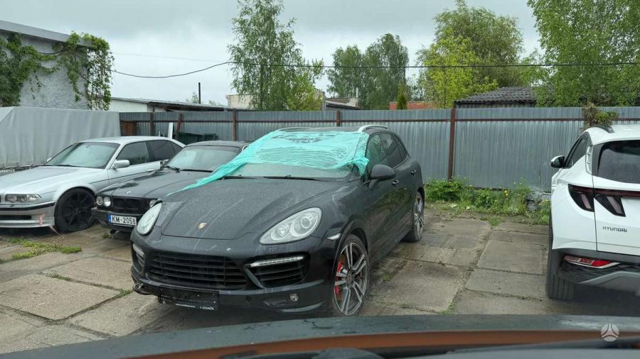 Black Porsche Cayenne 2011 in Riga, with an engine capacity of 4.81 L and mileage of 212 thousand km for 7500 €, photo 9 on AUTOMOTO.COM.LV