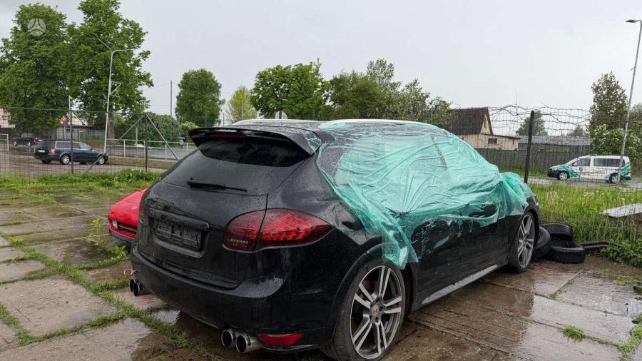 Black Porsche Cayenne 2011 in Riga, with an engine capacity of 4.81 L and mileage of 212 thousand km for 7500 €, photo 14 on AUTOMOTO.COM.LV