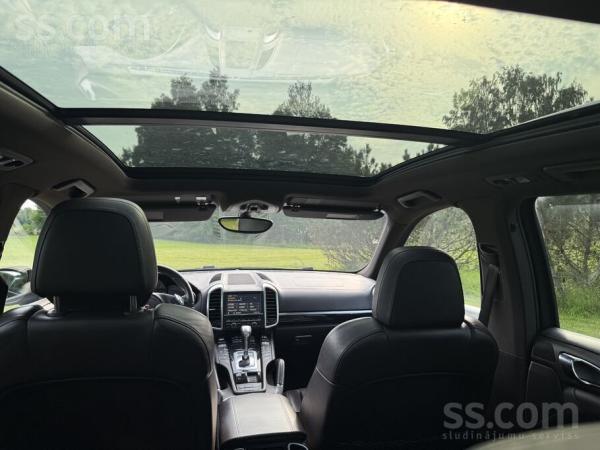 Black Porsche Cayenne 2011 in Rezekne, with an engine capacity of 3.00 L and mileage of 322 thousand km for 14111 €, photo 7 on AUTOMOTO.COM.LV