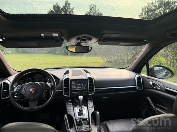 Black Porsche Cayenne 2011 in Rezekne, with an engine capacity of 3.00 L and mileage of 322 thousand km for 14111 €, photo 9 on AUTOMOTO.COM.LV