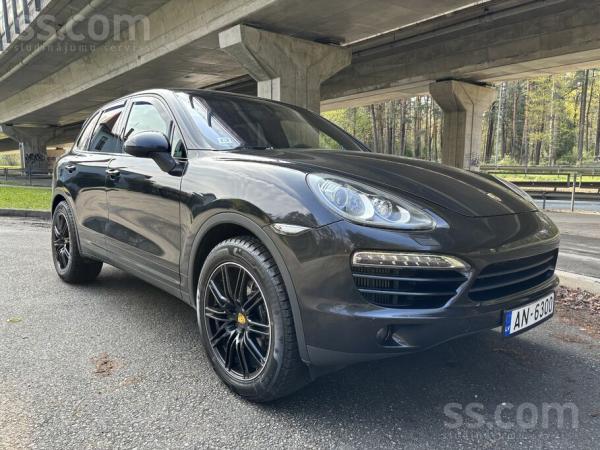 Black Porsche Cayenne 2011 in Riga, with an engine capacity of 3.00 L and mileage of 347 thousand km for 14990 €, photo 3 on AUTOMOTO.COM.LV