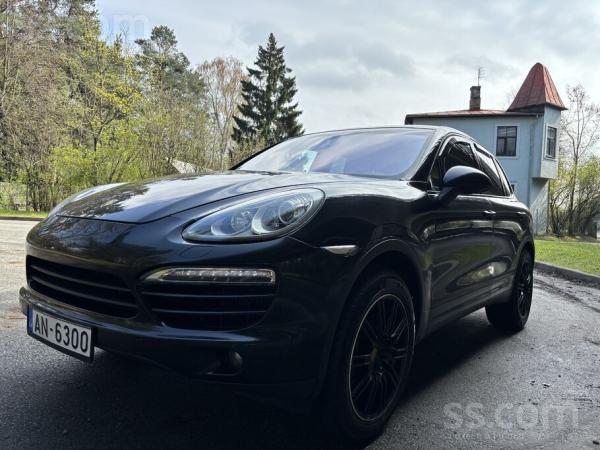 Black Porsche Cayenne 2011 in Riga, with an engine capacity of 3.00 L and mileage of 347 thousand km for 14990 €, photo 4 on AUTOMOTO.COM.LV
