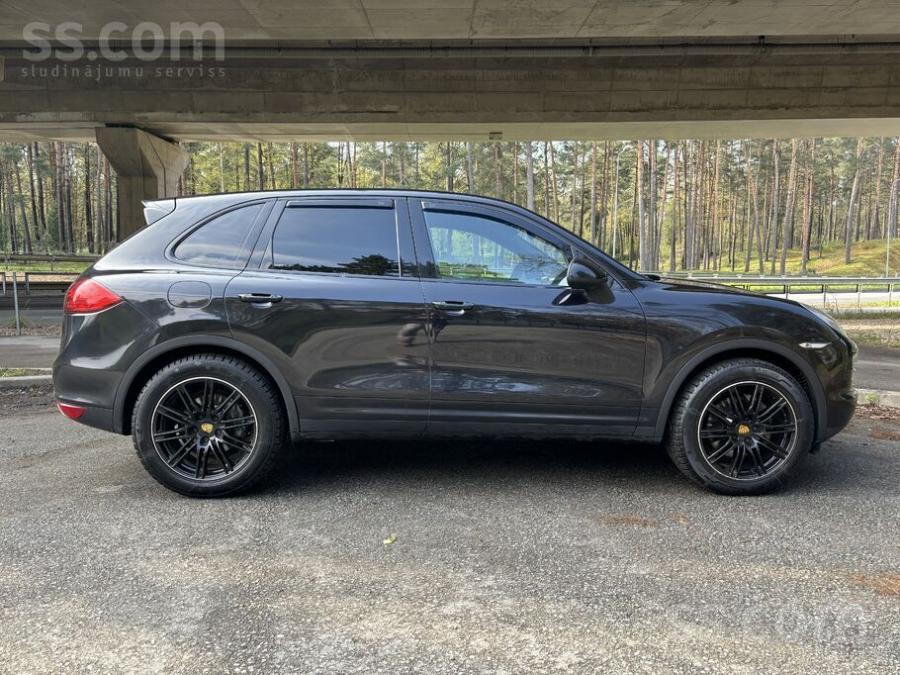 Melns Porsche Cayenne 2011 Rīga, ar dzinēja tilpumu 3.00 L un nobraukumu 347 tūkst. km par 14990 €, foto 6 vietnē AUTOMOTO.COM.LV