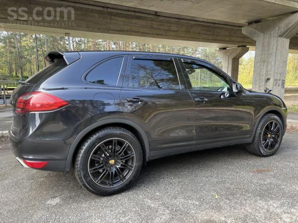 Black Porsche Cayenne 2011 in Riga, with an engine capacity of 3.00 L and mileage of 347 thousand km for 14990 €, photo 7 on AUTOMOTO.COM.LV