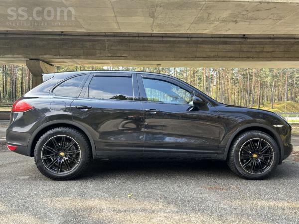 Black Porsche Cayenne 2011 in Riga, with an engine capacity of 3.00 L and mileage of 347 thousand km for 14990 €, photo 8 on AUTOMOTO.COM.LV