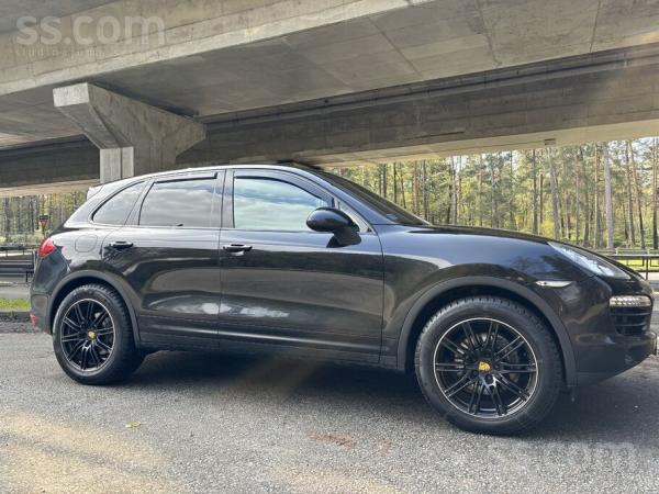Black Porsche Cayenne 2011 in Riga, with an engine capacity of 3.00 L and mileage of 347 thousand km for 14990 €, photo 9 on AUTOMOTO.COM.LV