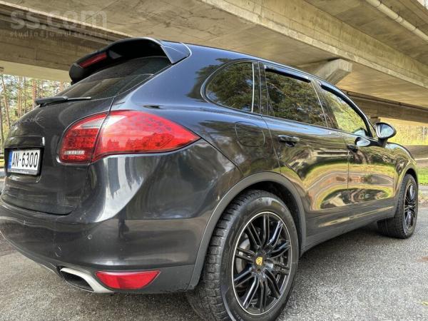 Black Porsche Cayenne 2011 in Riga, with an engine capacity of 3.00 L and mileage of 347 thousand km for 14990 €, photo 10 on AUTOMOTO.COM.LV