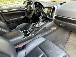 Melns Porsche Cayenne 2011 Rīga, ar dzinēja tilpumu 3.00 L un nobraukumu 347 tūkst. km par 14990 €, foto 20 vietnē AUTOMOTO.COM.LV