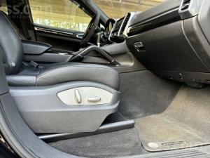 Melns Porsche Cayenne 2011 Rīga, ar dzinēja tilpumu 3.00 L un nobraukumu 347 tūkst. km par 14990 €, foto 30 vietnē AUTOMOTO.COM.LV