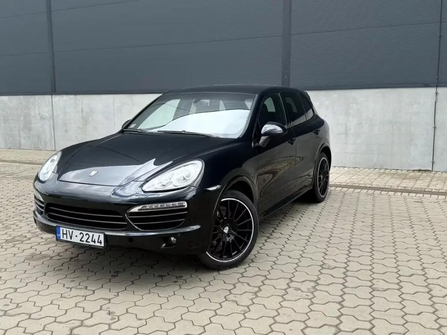 Black Porsche Cayenne 2011 in Riga, with an engine capacity of 3.00 L and mileage of 294 thousand km for 7000 €, photo 1 on AUTOMOTO.COM.LV