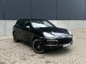 Black Porsche Cayenne 2011 in Riga, with an engine capacity of 3.00 L and mileage of 294 thousand km for 7000 €, photo 3 on AUTOMOTO.COM.LV