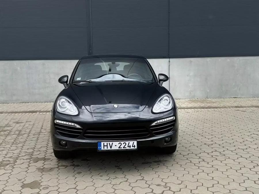 Black Porsche Cayenne 2011 in Riga, with an engine capacity of 3.00 L and mileage of 294 thousand km for 7000 €, photo 4 on AUTOMOTO.COM.LV