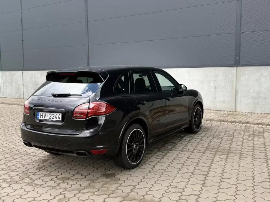 Black Porsche Cayenne 2011 in Riga, with an engine capacity of 3.00 L and mileage of 294 thousand km for 7000 €, photo 5 on AUTOMOTO.COM.LV