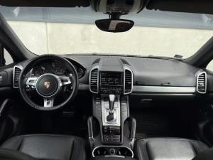 Black Porsche Cayenne 2011 in Riga, with an engine capacity of 3.00 L and mileage of 294 thousand km for 7000 €, photo 9 on AUTOMOTO.COM.LV