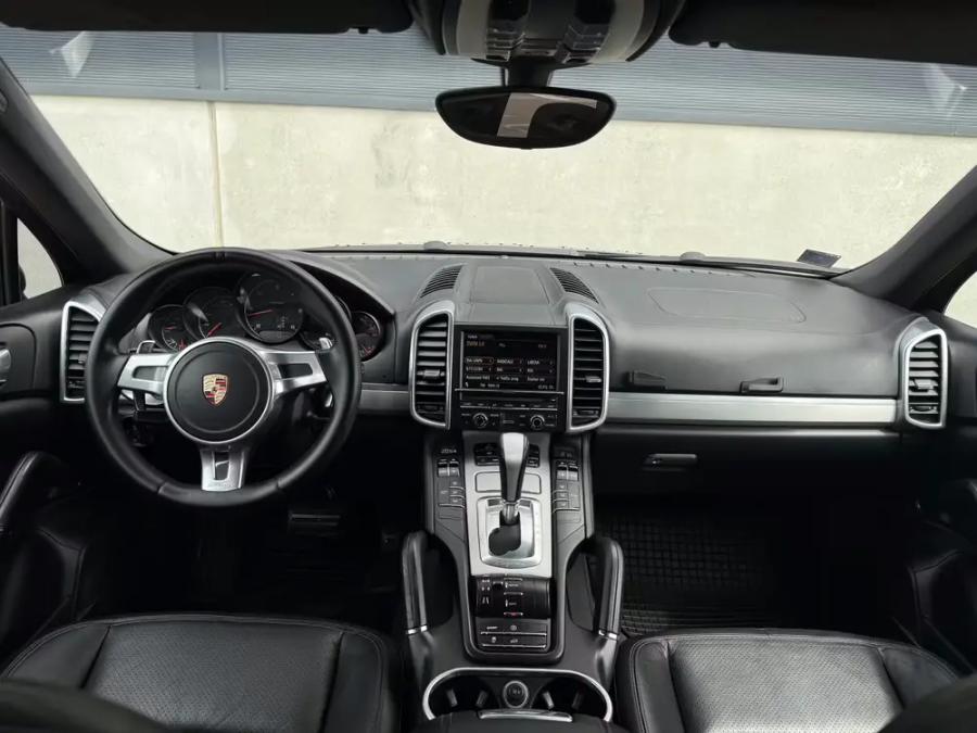 Black Porsche Cayenne 2011 in Riga, with an engine capacity of 3.00 L and mileage of 294 thousand km for 7000 €, photo 9 on AUTOMOTO.COM.LV