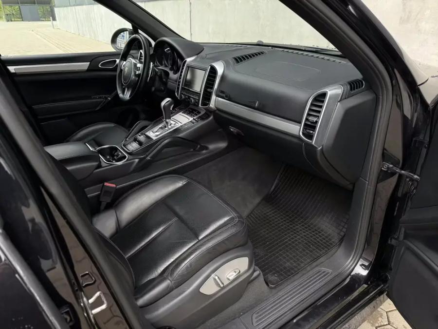 Black Porsche Cayenne 2011 in Riga, with an engine capacity of 3.00 L and mileage of 294 thousand km for 7000 €, photo 10 on AUTOMOTO.COM.LV