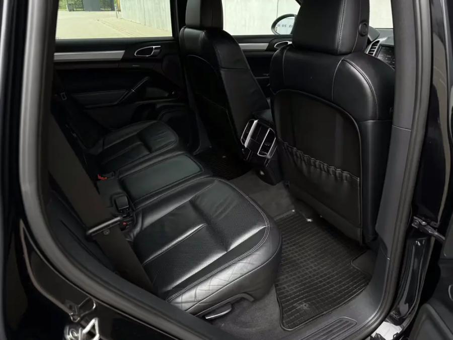 Black Porsche Cayenne 2011 in Riga, with an engine capacity of 3.00 L and mileage of 294 thousand km for 7000 €, photo 11 on AUTOMOTO.COM.LV