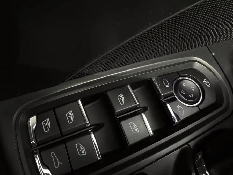Black Porsche Cayenne 2011 in Riga, with an engine capacity of 3.00 L and mileage of 294 thousand km for 7000 €, photo 13 on AUTOMOTO.COM.LV