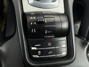 Black Porsche Cayenne 2011 in Riga, with an engine capacity of 3.00 L and mileage of 294 thousand km for 7000 €, photo 14 on AUTOMOTO.COM.LV