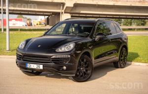 Melns Porsche Cayenne 2011 Rīga, ar dzinēja tilpumu 3.00 L un nobraukumu 295 tūkst. km par 16990 €, foto  vietnē AUTOMOTO.COM.LV