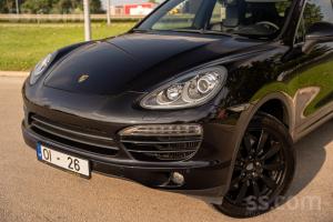 Black Porsche Cayenne 2011 in Riga, with an engine capacity of 3.00 L and mileage of 295 thousand km for 16990 €, photo 3 on AUTOMOTO.COM.LV