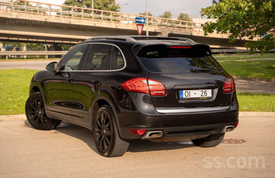 Black Porsche Cayenne 2011 in Riga, with an engine capacity of 3.00 L and mileage of 295 thousand km for 16990 €, photo 4 on AUTOMOTO.COM.LV