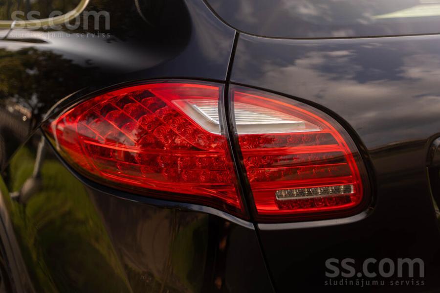 Black Porsche Cayenne 2011 in Riga, with an engine capacity of 3.00 L and mileage of 295 thousand km for 16990 €, photo 5 on AUTOMOTO.COM.LV