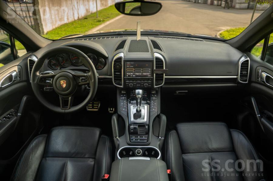 Black Porsche Cayenne 2011 in Riga, with an engine capacity of 3.00 L and mileage of 295 thousand km for 16990 €, photo 13 on AUTOMOTO.COM.LV