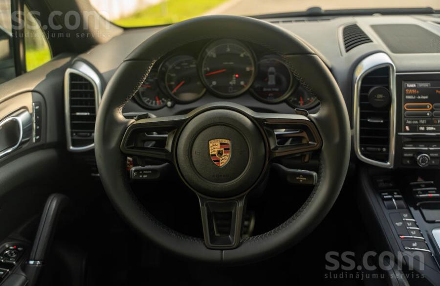 Black Porsche Cayenne 2011 in Riga, with an engine capacity of 3.00 L and mileage of 295 thousand km for 16990 €, photo 14 on AUTOMOTO.COM.LV