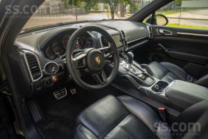 Black Porsche Cayenne 2011 in Riga, with an engine capacity of 3.00 L and mileage of 295 thousand km for 16990 €, photo 16 on AUTOMOTO.COM.LV